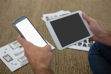 휴대 전화 및 디지털 태블릿을 들고 하는 디자이너의 Crpped 손에 20 24세에 대한 스톡 사진 및 기타 이미지 20 24세 20 29세 30 34세 Istock