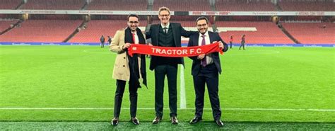 پوریا زنوزی، پسر مالک باشگاه تراکتورسازی شب گذشته مهمان ویژه باشگاه آرسنال برای دیدار با