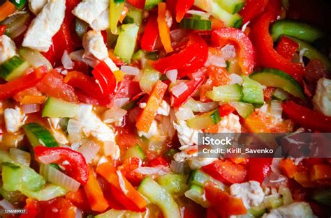 맛있는 신선한 야채 붉은 피망 양파 오이 토마토 호박 당근 다진 딜 클로즈업 탑 뷰와 함께 뿌려 튀김 0명에 대한 스톡 사진 및 기타 이미지 Istock