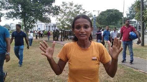 ඊයේ අන්තරේ කොල්ලො කෙල්ලොන්ට එන්න දුන්නේ නෑ ඒත් සරත් ෆොන්සේකා පෙළපාලි ආවා Youtube