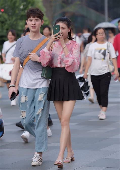 街拍：小姐姐粉色纱衣非常上镜，赚足回头率