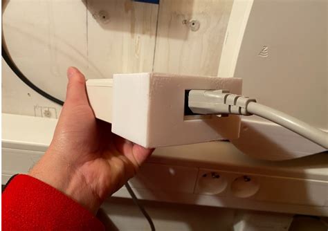Un abonné propose gratuitement un système pour coller sa Freebox Delta au mur