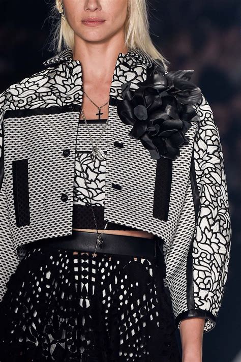 Foto: FFW | Checks fashion, Fashion outfits, Couture fashion
