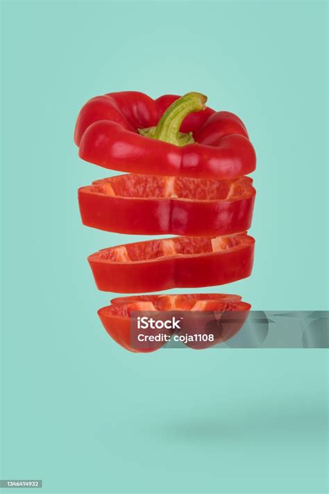 청록색 배경에 고립 된 공기에 떠있는 신선한 잘 익은 슬라이스 피망으로 최소한의 아이디어 슬라이스에 대한 스톡 사진 및 기타 이미지 슬라이스 채소 떨어짐 Istock