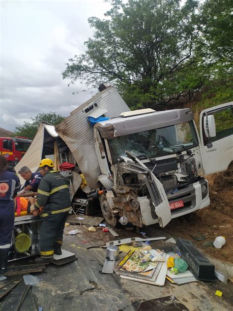 Uma Pessoa Fica Ferida Em Acidente Entre Dois Caminhões Na Br 251