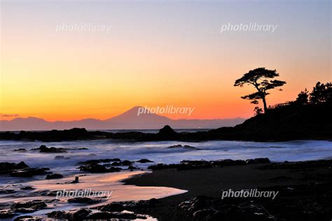 夕焼けの海岸と富士山 写真素材 1806819 フォトライブラリー Photolibrary