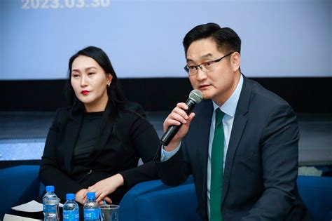 Түүнчлэн уулзалтад зөвлөгөөнд оролцогчдын өмнө тулгамдаж буй асуудлыг сонсож сонирхсон