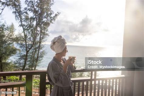 느린 아침 일출에 발코니에서 커피를 마시며 바다를 바라보는 여자 30 34세에 대한 스톡 사진 및 기타 이미지 30 34세 고급 호텔 관광객 Istock
