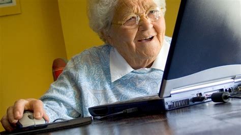 Учат баби на компютри за да си говорят с внуците