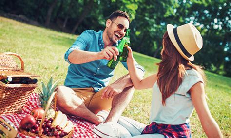 공원에서 피크닉을 즐기고 사랑 커플입니다 사랑과 부드러움 데이트 로맨스 라이프 스타일 개념 2명에 대한 스톡 사진 및 기타 이미지 Istock