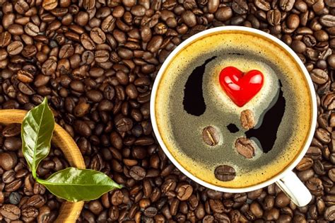 뜨거운 커피 한잔 도자기입니다 볶은 커피 콩 심장 기호입니다 식품 거래입니다 공정 거래 커피입니다 음식 사진입니다 갈색에 대한 스톡 사진 및 기타 이미지 Istock