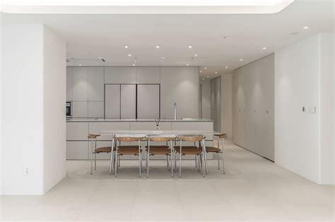 송도인테리어 아이엘디자인 송도푸르지오하버뷰 화이트를 기본으로 한 무채색 공간 스텐레스 손잡이 요소와 디아망벽지의 질감이 느껴지는 고급스런공간입니다