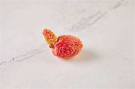 자연의 기이함 못생긴 불규칙한 모양의 열매는 밝은 대리석 배경에 두드러집니다 0명에 대한 스톡 사진 및 기타 이미지 0명