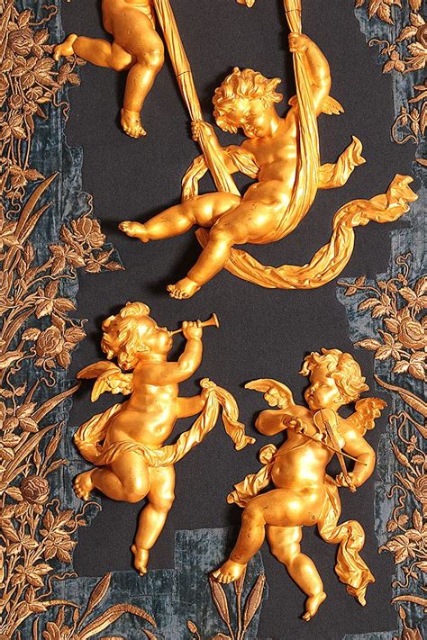 Nackter Gefl Gelter Knabe Mit Einer Geige In Der Linken Relief