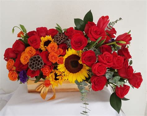 Baúl Con Rosas Rojas Arreglos De Flores De Primavera Arreglo Floral