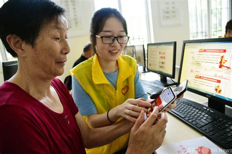 中国で高齢者の「スマホ中毒」が問題に 「1日10時間以上」が10万人 写真1枚 国際ニュース：afpbb News