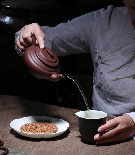 用紫砂壶泡茶时投茶量与水温技巧怎么把控