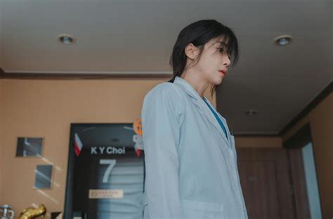 환자 앞 베개 치켜든 의사 이보영 선과 악 경계에 선 파격 변신메리킬즈피플