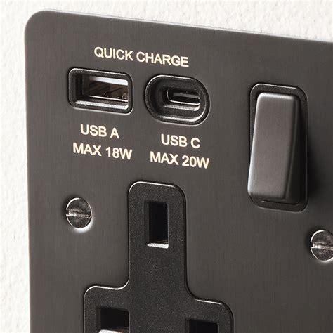 Lucian Single Socket With Usb Type A And C With Black Inserts In Bronze