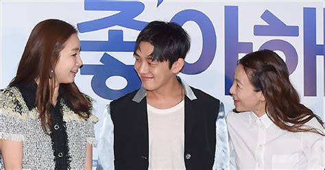 [md화보] 누나들의 왕자님 유아인 이미연·최지우 시선 한 몸에