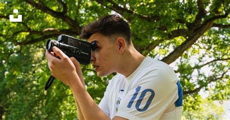 카메라로 자신의 사진을 찍는 남자 사진 Unsplash의 무료 사진기 이미지