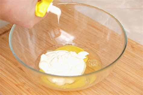 닭고기 달걀이 든 투명한 유리 그릇 소스를 만드는 과정 닭고기 달걀로 투명한 유리 그릇에 마요네즈를 첨가하는 과정 집에서