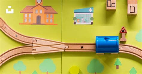 갈색과 여러 가지 빛깔의 기차 장난감 세트 사진 Unsplash의 무료 장난감 이미지