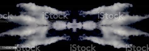 디자인 배경 세라믹 타일 배경 화면 유행 직물 피복 인쇄 및 실내 장식을 위해 독일 베를린 슈 판다 우에서 구름 완벽 한 패턴