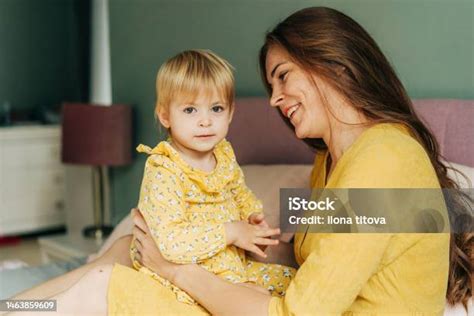 Photo Libre De Droit De Une Belle Mère Rousse Embrasse Sa Petite Fille