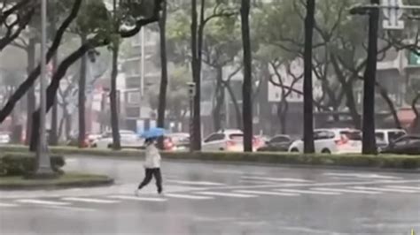 快訊／雨彈來了！6縣市豪、大雨特報 慎防雷擊強陣風｜東森新聞