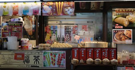 Flavorful 가나가와 기념품 길거리 음식 노점 노점상 다과 다양 다채로운 표지판 단 것 도시의 도쿄 도쿄 만 만두 맛 메뉴판 문화 문화적