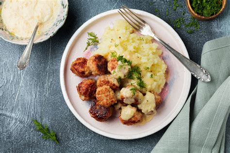 으깬된 감자 딜 단단한 회색 돌 또는 콘크리트 배경에 크림 소스와 고기 미트볼 선택적 초점입니다 최고의 볼 수 있습니다 가을에 대한 스톡 사진 및 기타 이미지 Istock