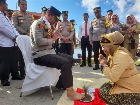 Kunker Ke Kepulauan Sula Wakapolda Malut Disambut Adat Baka Yab Hai Kalesang