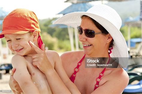 구슬눈꼬리 틀어 아기의 피부 자외선 차단제를 해변에서 2명에 대한 스톡 사진 및 기타 이미지 2명 가족 건강한 생활방식 Istock