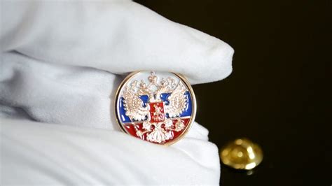 Золотой значок с гербом России на лацкан пиджака с цветной эмалью - YouTube