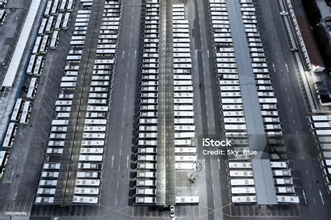 전기 버스 주차 및 충전소 전기자동차 충전소에 대한 스톡 사진 및 기타 이미지 전기자동차 충전소 공중 뷰 버스 Istock