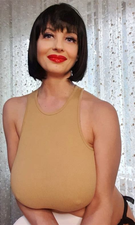 Beautiful 🤩 R 2busty2hide