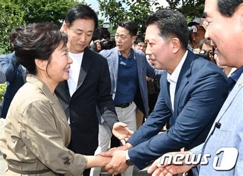 박근혜 박정희 전 대통령 구미 생가 방문어머니 기일이기도 하고 뉴스1
