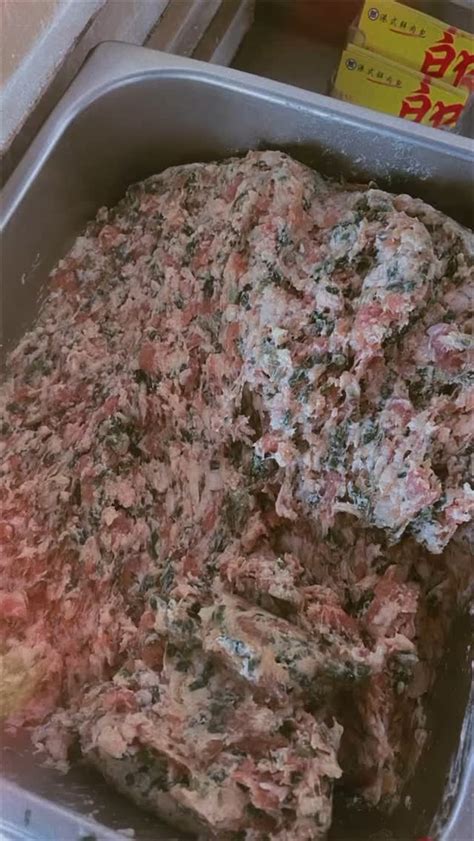 初一早安👋👋 今天估計全黃昏市場只有我一個人出攤了，你們不會讓我失望的吧🙈🙈 想吃包子要把握 ‘初一初二這兩天，再來我要連休5天囉！！ 備料中～～我們下午3點見🫶🏻 鹿港市場人生