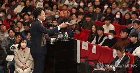 연설하는 이준석