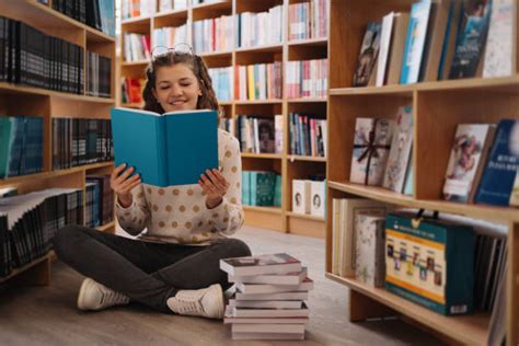30 Menina Lendo Um Livro Na Biblioteca Fotos De Stock Imagens E Fotos
