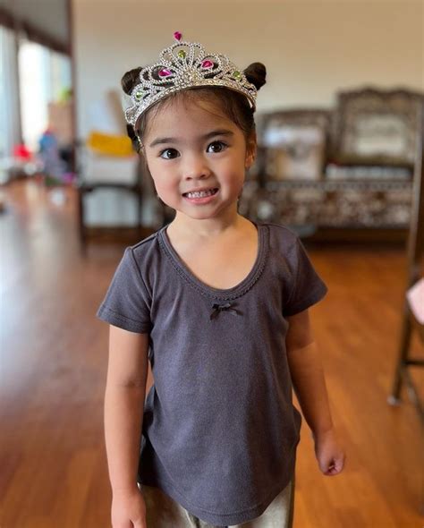 น่าเอ็นดู น้องเดมี่ ลูกสาว แมทธิว ลิเดีย หยิบมงกุฎมาลองใส่