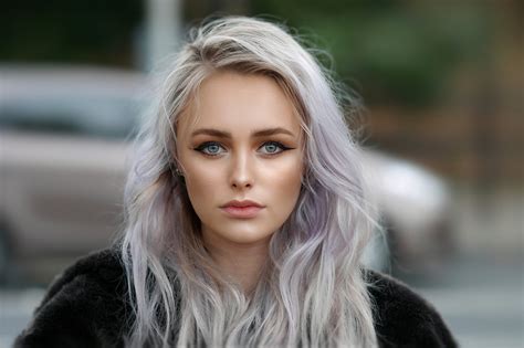 デスクトップ壁紙 モデル ビューアを見て 銀髪 ポートレート 面 毛皮のコート 屋外の女性 被写界深度 2048x1365