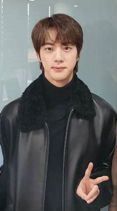 Bts Community Posts おはようございます。 ジンくんに会いたい。昨日はインスタで会えたけど、もっともっと会いたいよ。私は