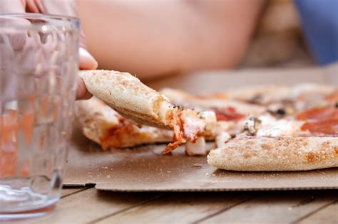 길거리 카페에서 맛있는 피자를 먹는 여자 화창한 날의 패스트 푸드 테이크 아웃 러시아에 대한 스톡 사진 및 기타 이미지