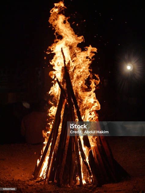 밤에 나무를 태우고 있습니다 해변의 자연에서 관광 캠프에서 캠프파이어 불꽃과 불은 어두운 추상적인 배경에 불꽃을 일으킨다 야외에서 바베큐 요리하기 지옥 같은 불 요소 연료