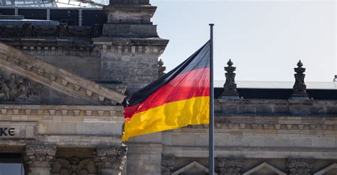 Id 건축 고전 건축 공공 건물 관광 국가 상징 국가의 자존심 깃대 깃발 낮 도시의 독일 독일 건축 독일 국기 독일 역사 독일 의회 독일 정치
