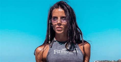 Shaila Gatta Instagram Indescrivibile Tra Le Onde Quanto è Tosta” Di Schiena Questa Foto