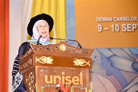 ‘influential Tenacious Wan Azizah Receives Special Award From Unisel