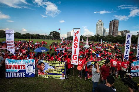 Counter Protest Pro Duterte Crowd Arrives At Anti Martial Law Rally In